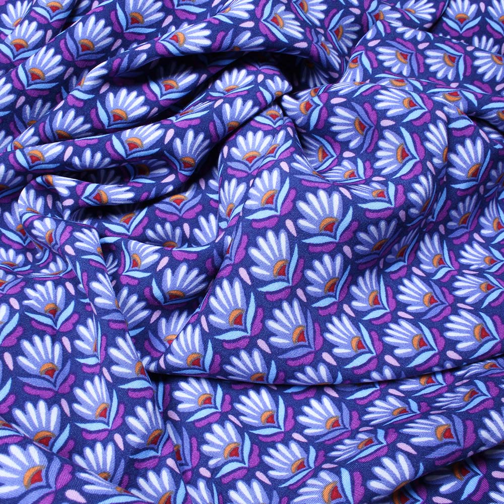 Linnea - grafisk blommig viskos - Tygverket Tygverket